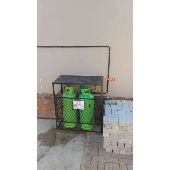 Gas Stove hob outside installation with Gas CoC Dbl 19kg cage by Black ...